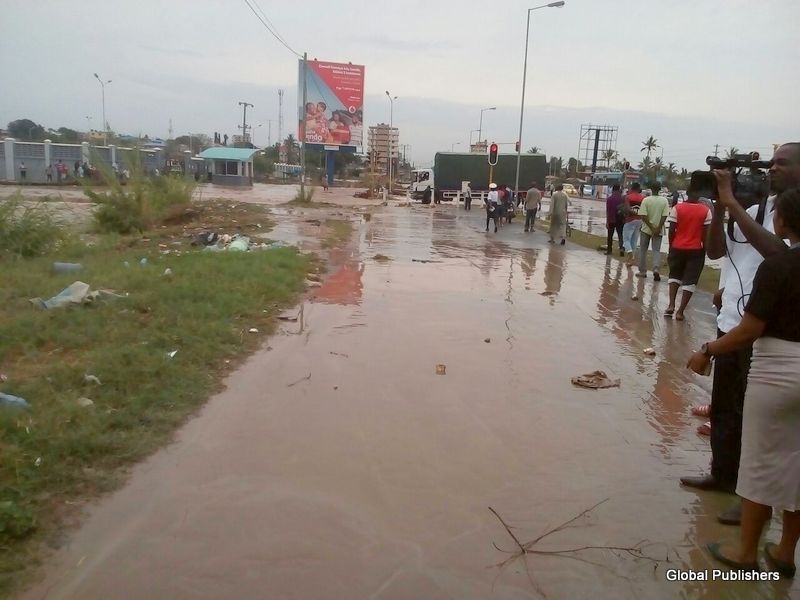 Mvua Yasababisha Mafuriko Makubwa Dar, Mmoja Afariki Dunia (Picha ...