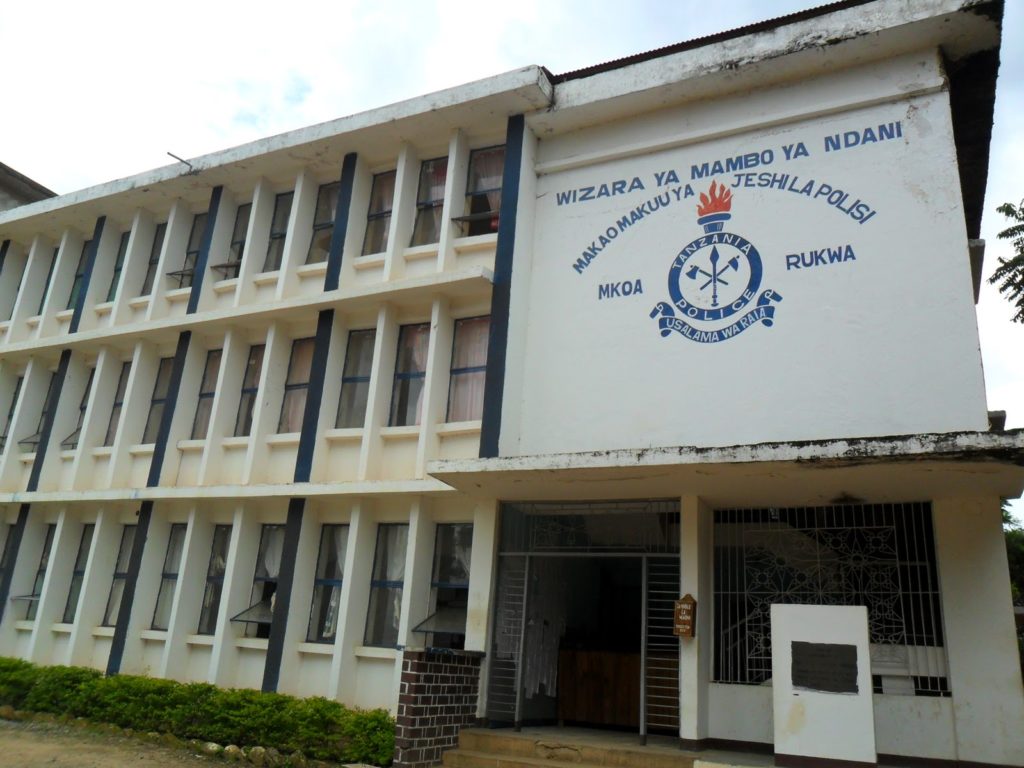 Mwalimu Adaiwa Kujiua Kwa Kujikata Koromeo Rukwa - Global Publishers