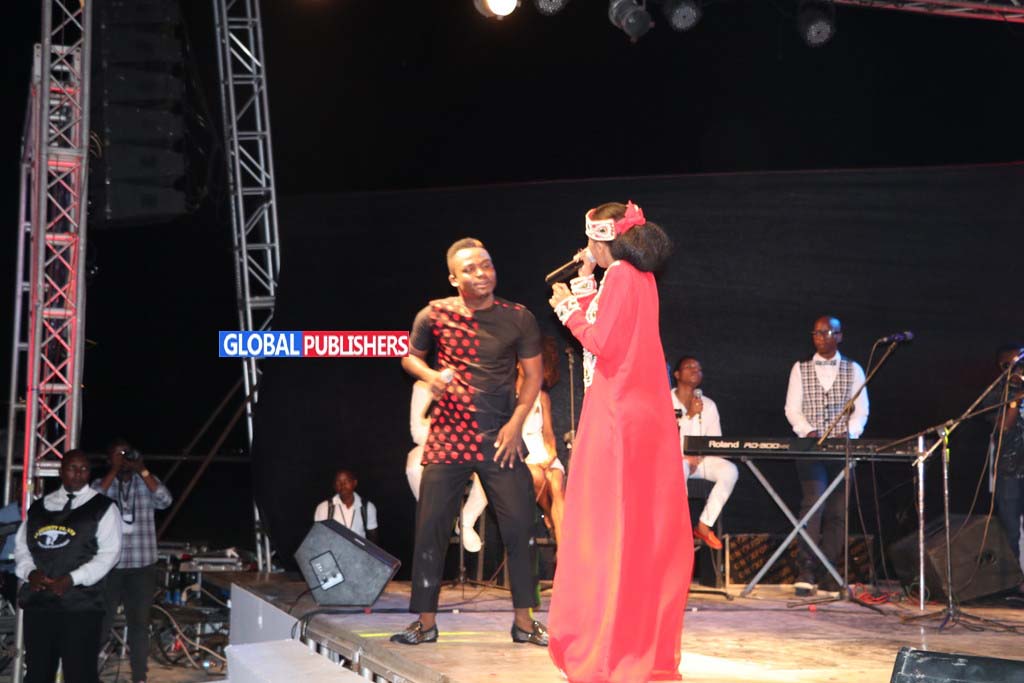 Picha: Nandy na Aslay Wafanya Makamuzi Ya Nguvu Escape One, Mikocheni ...