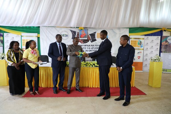 GGML Yakabidhi Vifaa, Zana za Thamani ya Milioni 132 kwa VETA Moshi ...