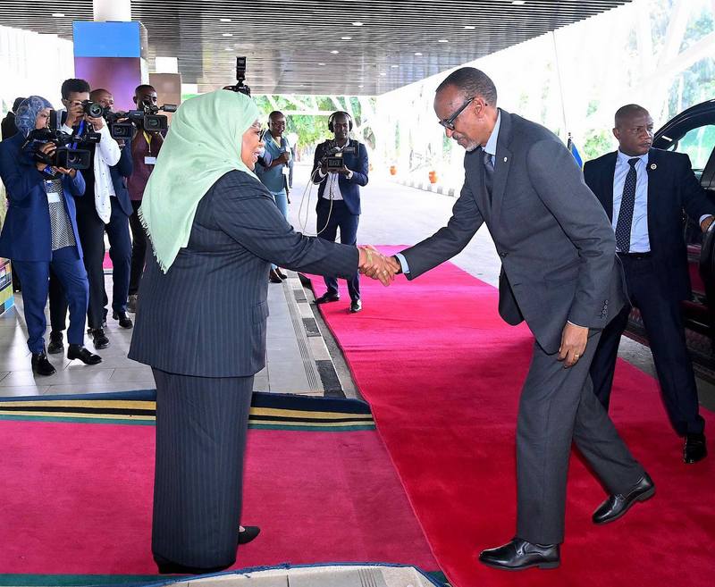 Rais Samia Ampokea Rais Kagame Ikulu Dar, Apigiwa Ngoma Za Asili ...