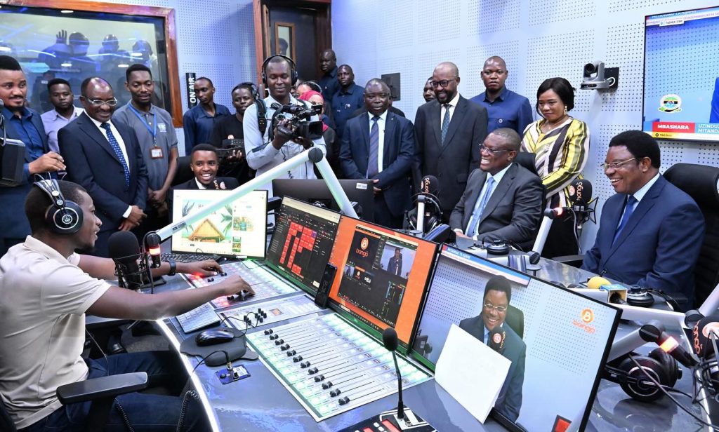 Waziri Mkuu Azindua Studio Za Kidijiti Za Redio barabara ya Nyerere Dar ...