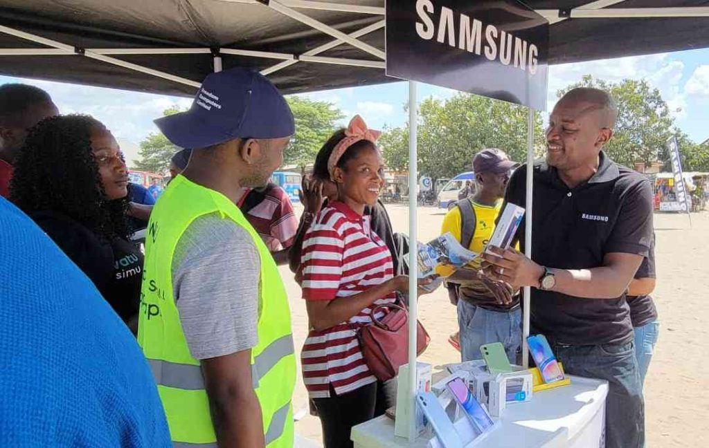 Samsung, Watu Simu Waungana Kuwawezesha Wananchi Kupata Simu Kwa Mikopo ...