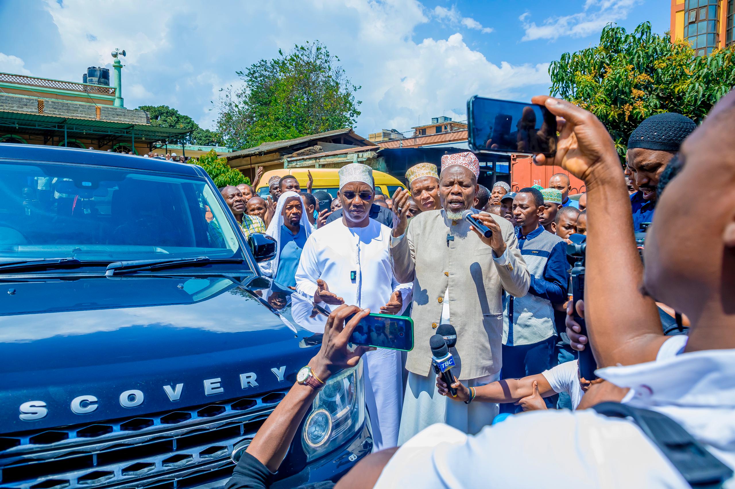 Rais Samia ampa sheikh wa arusha land rover - Global Publishers