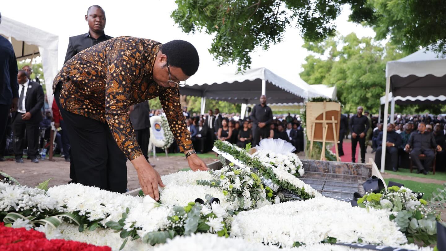 Waziri Mkuu Alivyoongoza Mazishi Ya Marehemu Lawrence Mafuru (Picha ...