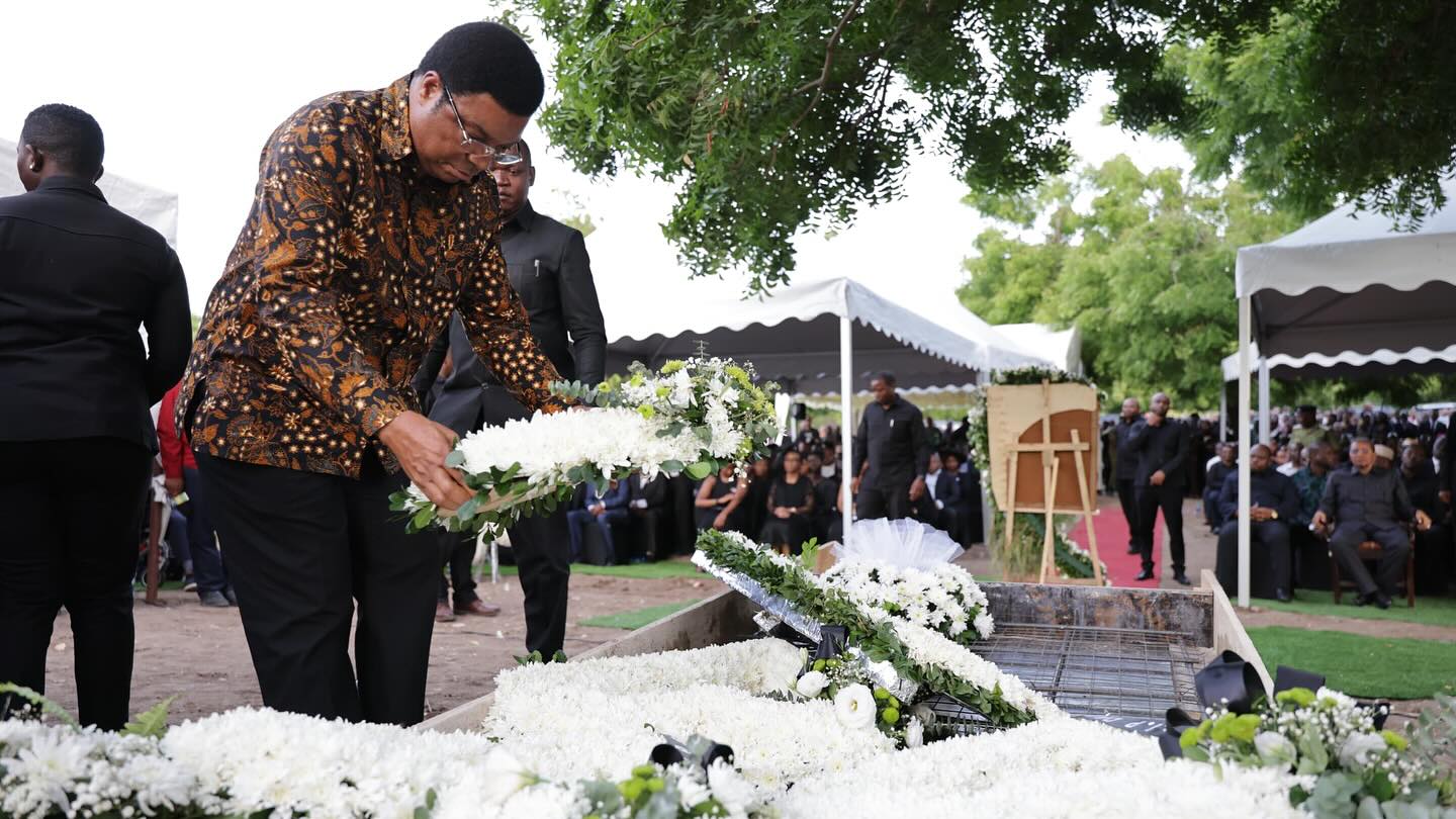 Waziri Mkuu Alivyoongoza Mazishi Ya Marehemu Lawrence Mafuru (Picha ...