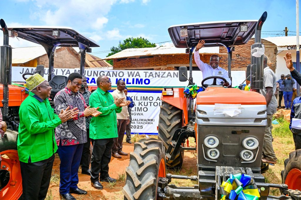 Waziri Mkuu Ashuhudia Makabidhiano Ya Zana Za Kilimo - Global Publishers