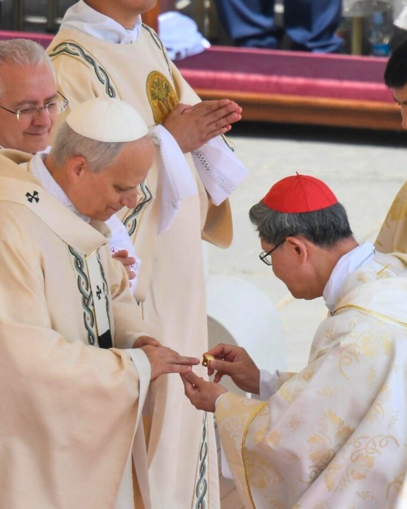 Papa Leo XIV Apokea Pete ya Mvuvi kutoka kwa Kardinali Luis Antonio ...