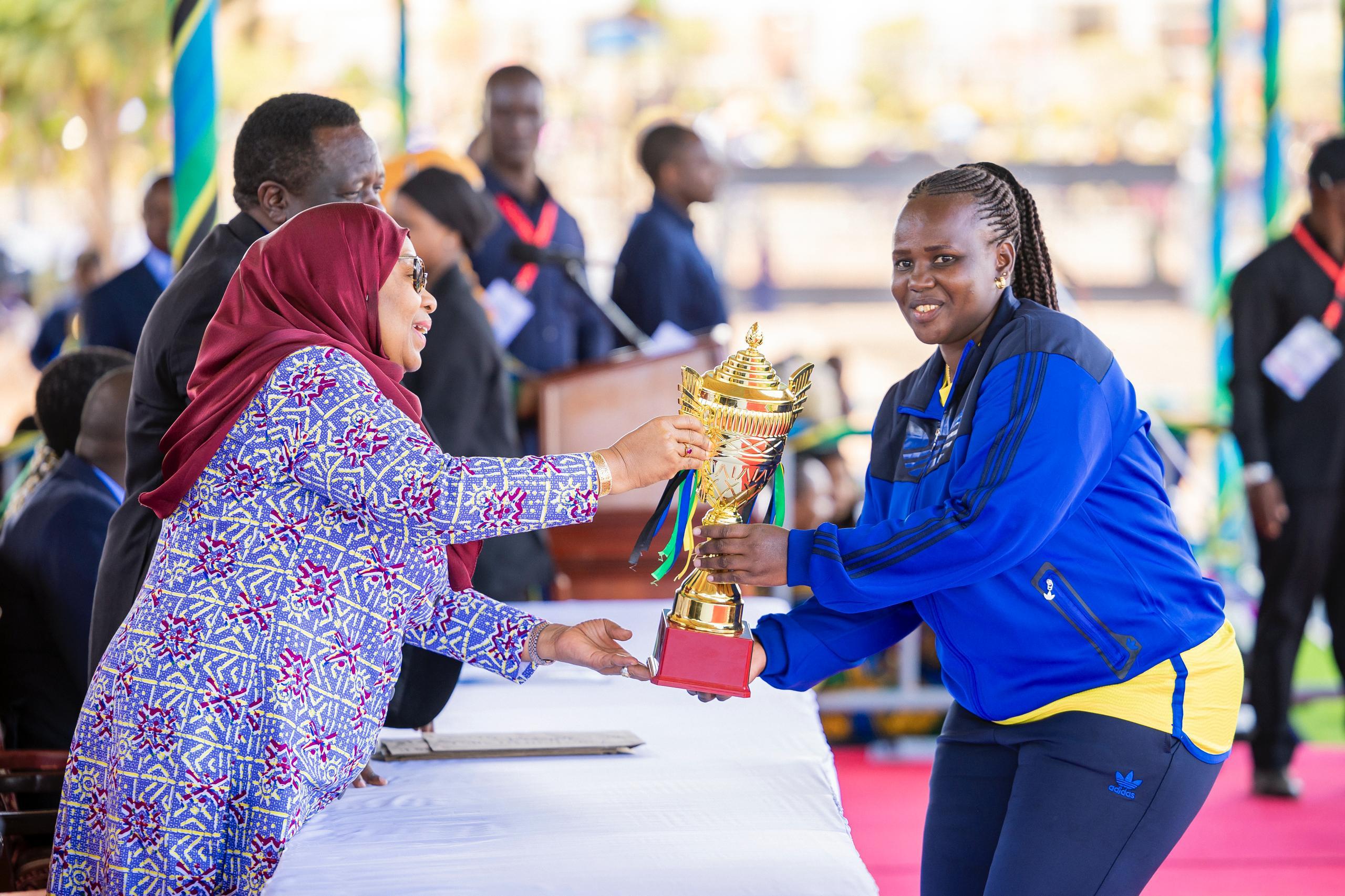 Rais Dkt. Samia Akabidhi Vikombe Kwa Washindi Wa Michezo Katika Sherehe ...