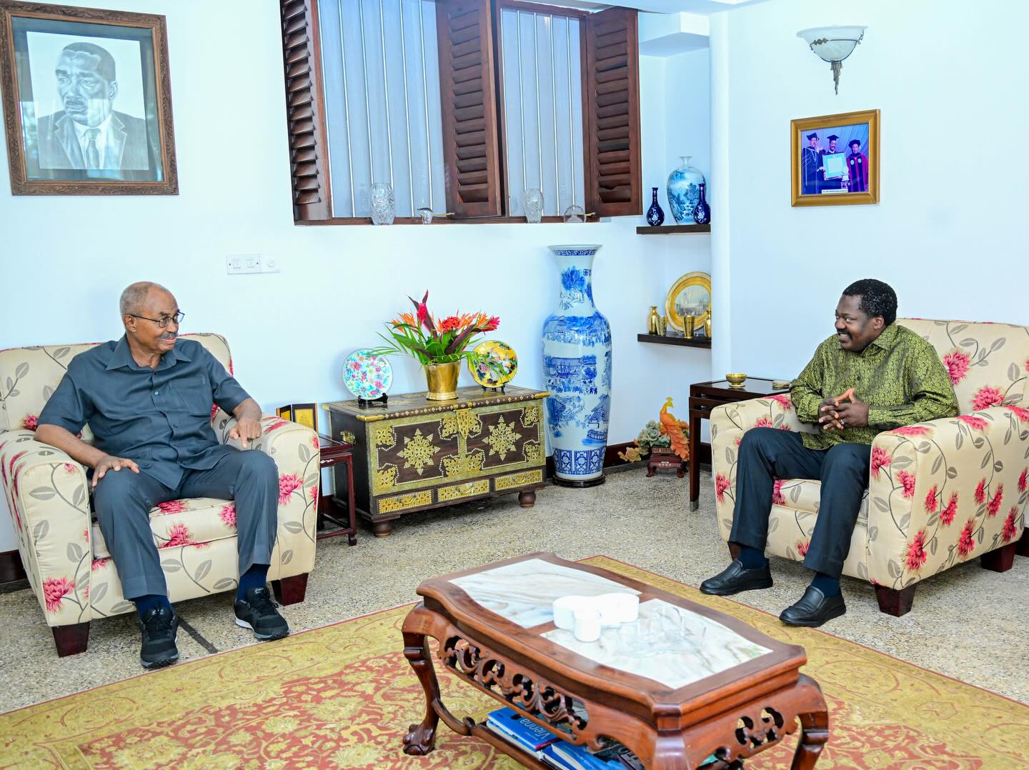 Makamu wa Rais Nchimbi Amtembelea Rais Mstaafu Amani Karume Zanzibar ...