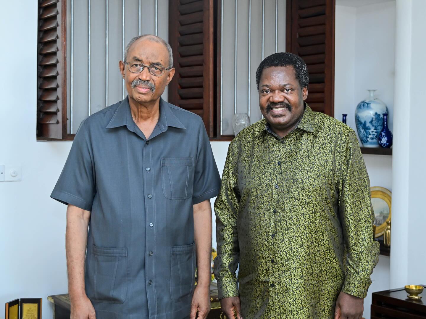 Makamu wa Rais Nchimbi Amtembelea Rais Mstaafu Amani Karume Zanzibar ...