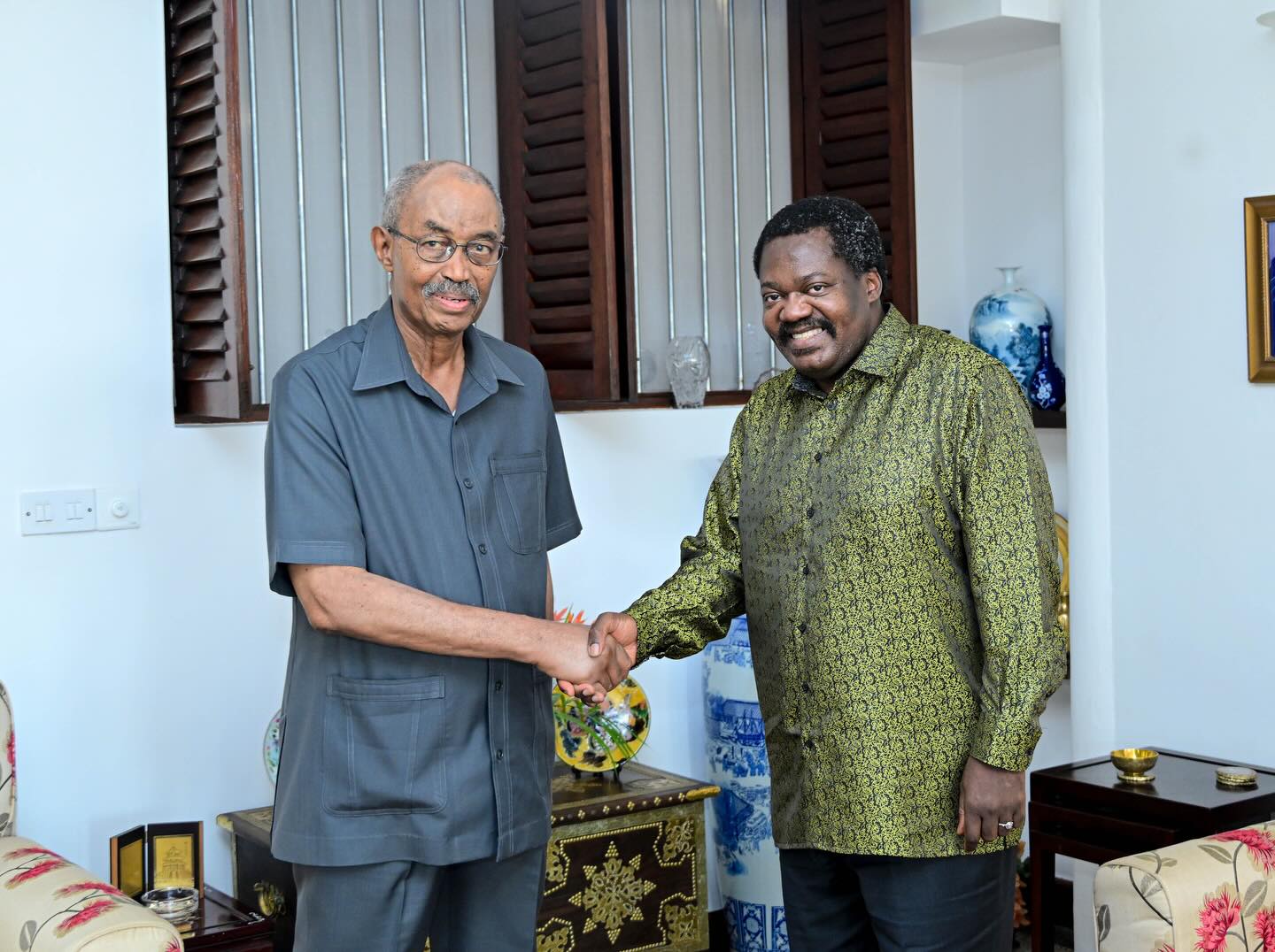 Makamu wa Rais Nchimbi Amtembelea Rais Mstaafu Amani Karume Zanzibar ...